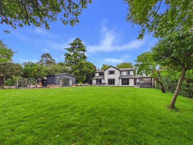 5 bedroom detached house for sale