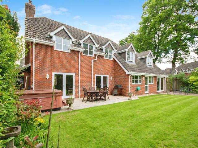 5 bedroom detached house for sale