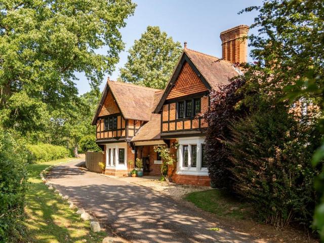 5 bedroom detached house for sale