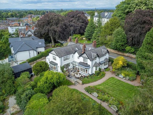 5 bedroom detached house for sale