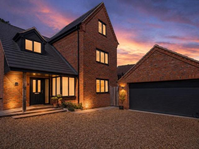 5 bedroom detached house for sale