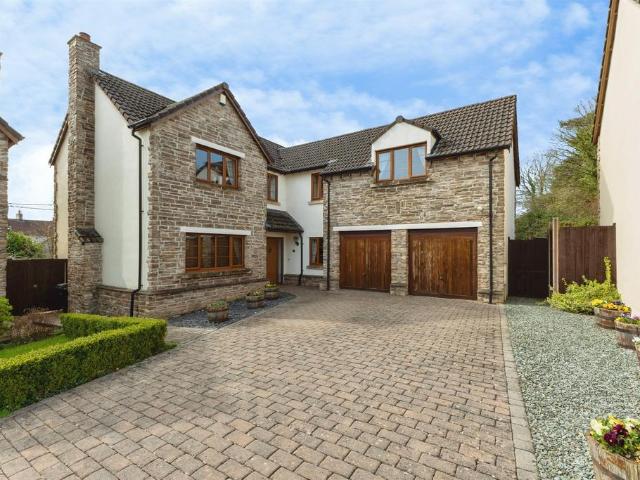 5 bedroom detached house for sale