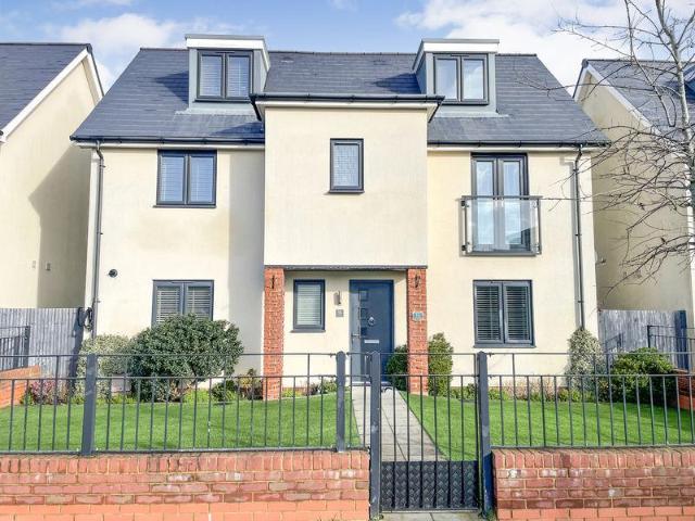 5 bedroom detached house for sale