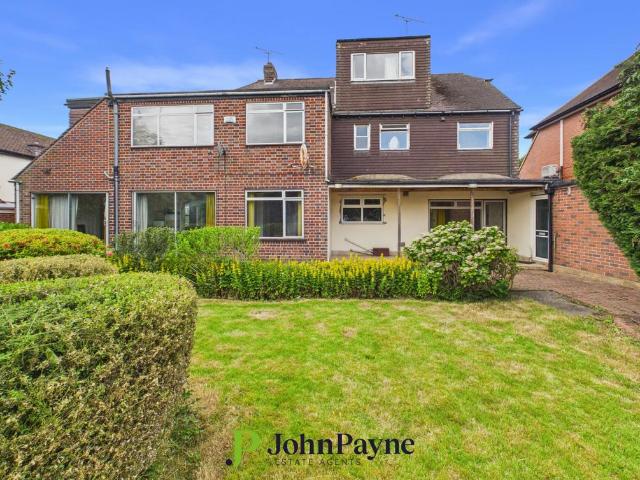 5 bedroom detached house for sale