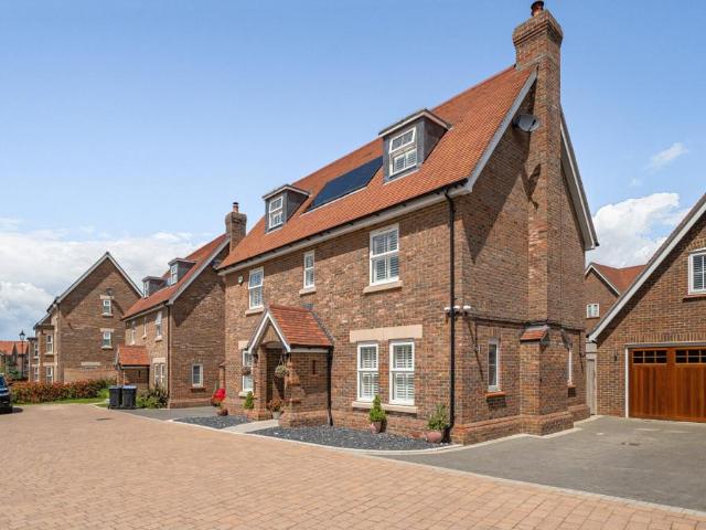 5 bedroom detached house for sale