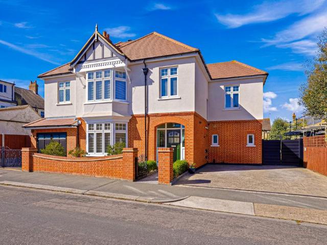 5 bedroom detached house for sale