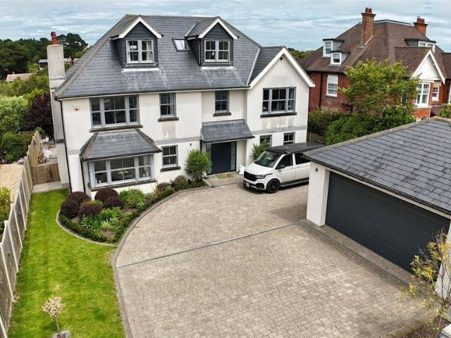 5 bedroom detached house for sale