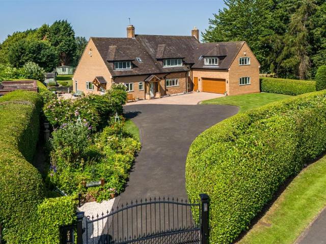 5 bedroom detached house for sale