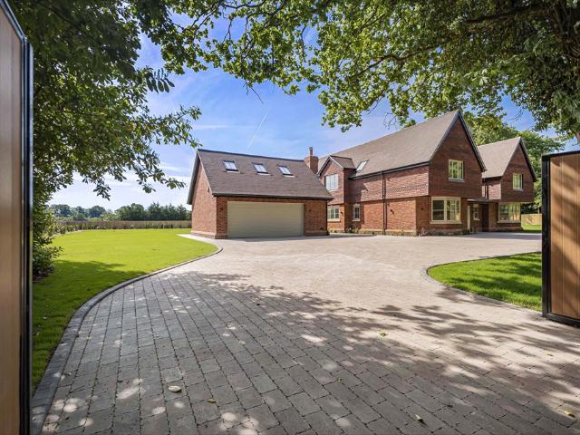5 bedroom detached house for sale