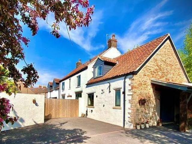 5 bedroom detached house for sale in Central Wells Five bedroom detached with parking for three car