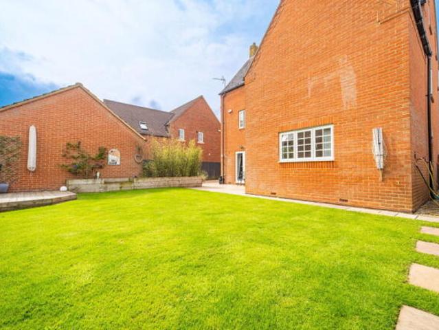 5 bedroom detached house for sale in Clitheroe Croft, Kingsmead, Milton Keynes, MK4 4HD, MK4