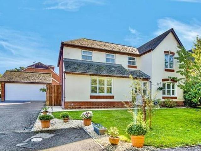 5 bedroom detached house for sale in Cranham Avenue Billingshurst West Sussex RH14 RH14