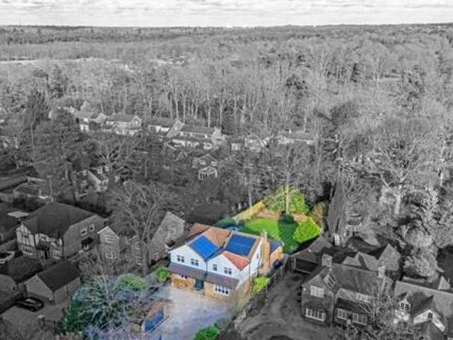 5 Bedroom Detached House For Sale In Crowthone, Berkshre