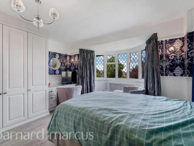 5 bedroom detached house for sale in Arundel Avenue, Epsom, KT17