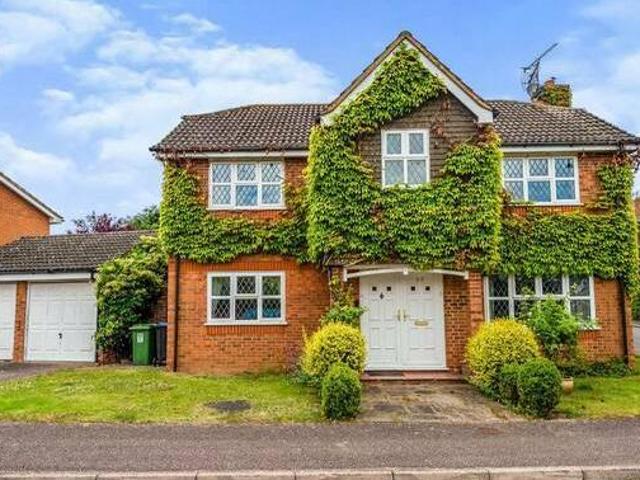 5 bedroom detached house for sale in Autumn Glades Hemel Hempstead HP3