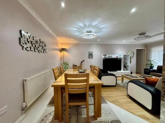 5 bedroom detached house for sale in Baunhill Close, Abington Vale, Northampton NN3