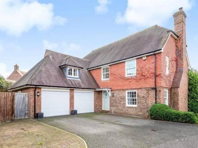 5 bedroom detached house for sale in Barrow Close Billingshurst RH14