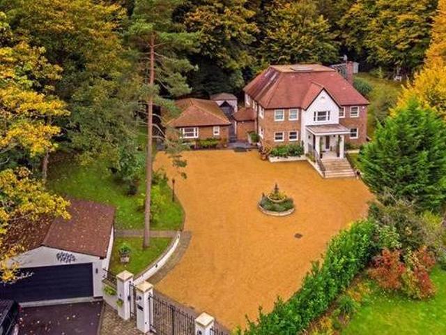 5 bedroom detached house for sale in Bishops Road Tewin Welwyn Hertfordshire AL6