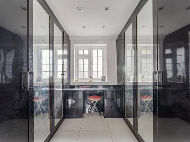 5 bedroom detached house for sale in Blackley Close, Watford, Hertfordshire, WD17
