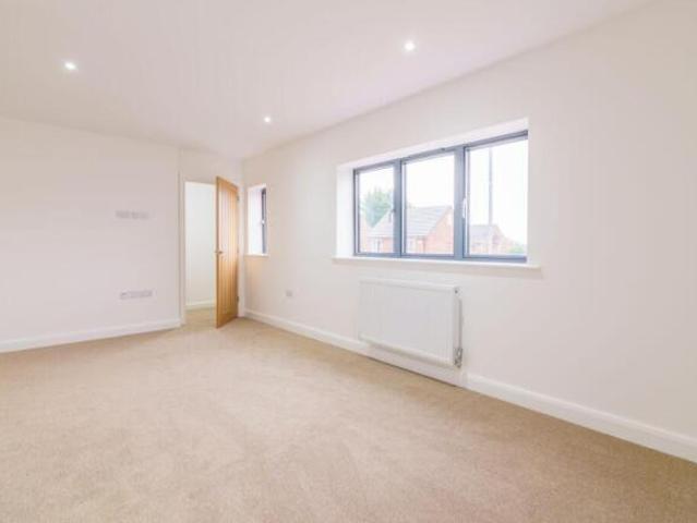 5 bedroom detached house for sale in Bradford Road, Birkenshaw, BD11