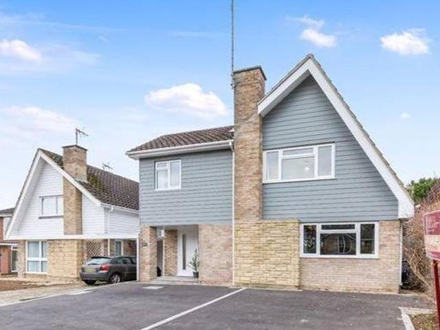5 bedroom detached house for sale in Broomfield Drive Billingshurst West Sussex RH14