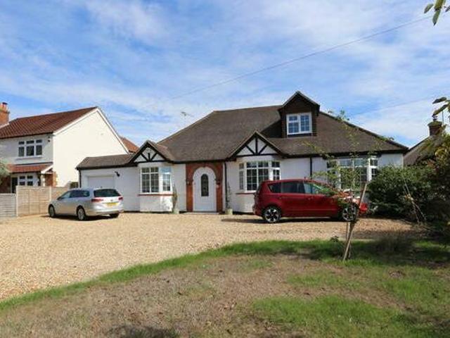 5 bedroom detached house for sale in Butts Hill Road Woodley RG5