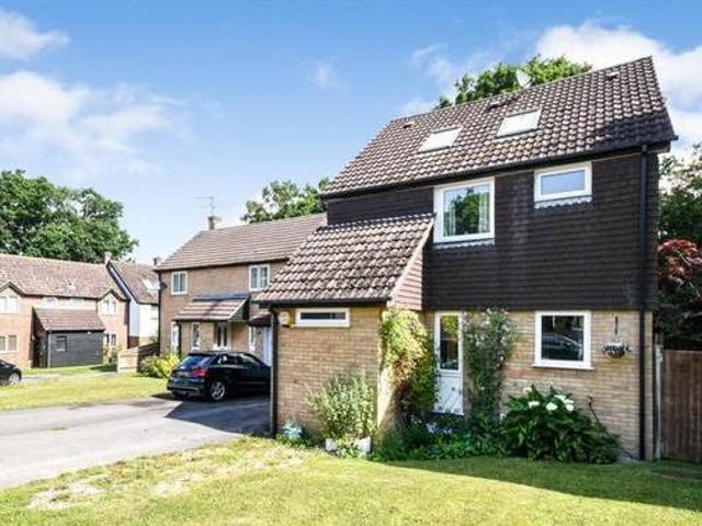 5 bedroom detached house for sale in Butts Meadow Hook Hampshire RG27