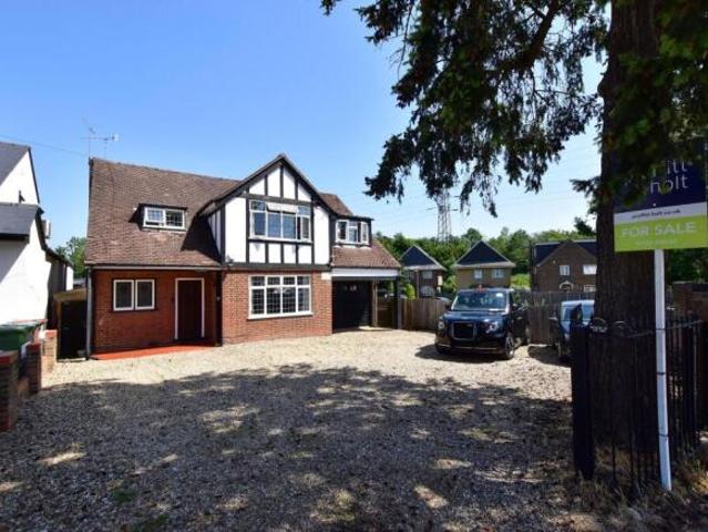 5 bedroom detached house for sale in Bucknalls Lane, Watford, WD25