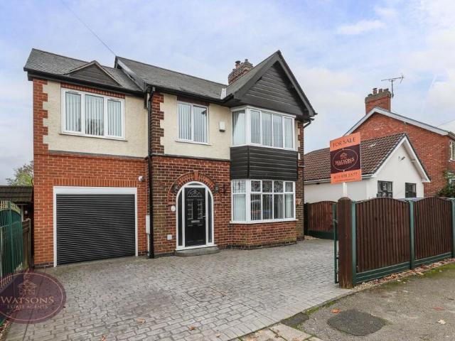5 bedroom detached house for sale in Garden Road, Hucknall, Nottingham, NG15