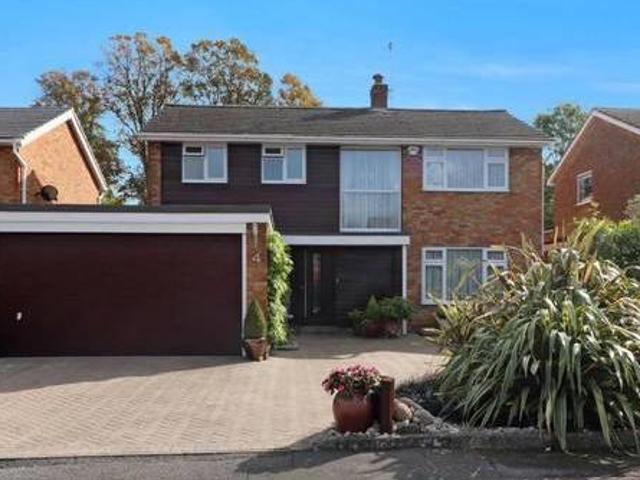 5 bedroom detached house for sale in Greenacres Hemel Hempstead HP2
