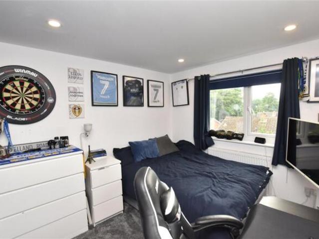 5 bedroom detached house for sale in Greenlea Close, Yeadon, Leeds, West Yorkshire, LS19
