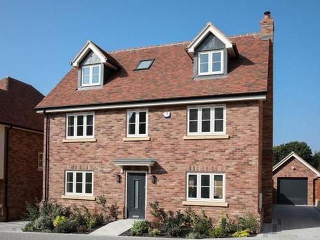 5 bedroom detached house for sale in DAWS HEATH SS7