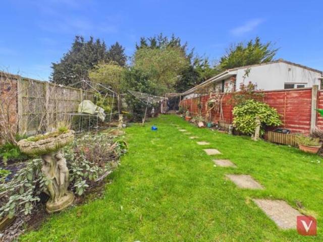 5 bedroom detached house for sale in Derby Road, Luton, LU4