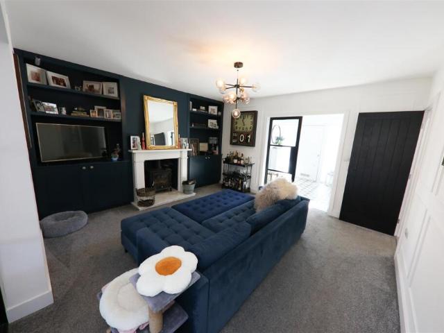 5 bedroom detached house for sale in Dunniwood Avenue, Bessacarr, Doncaster, DN4