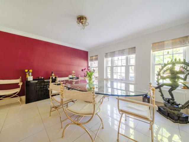 5 bedroom detached house for sale in Eastmead Close, Bromley, BR1