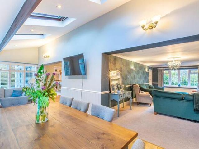 5 bedroom detached house for sale in Foxglove Avenue, Oakwood, LS8
