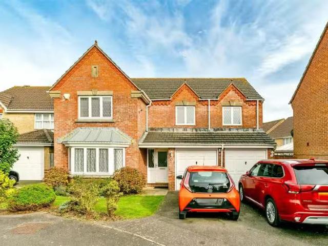 5 bedroom detached house for sale in Foxglove Walk, Worthing.