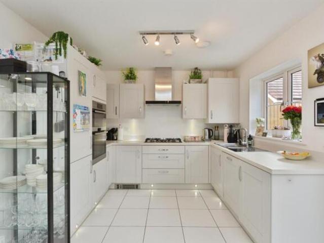 5 bedroom detached house for sale in Fontaines Road, Glebe Farm, Milton Keynes, MK17