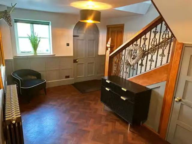 5 Bedroom Detached House For Sale In Ford Lane, Langley, Strat.