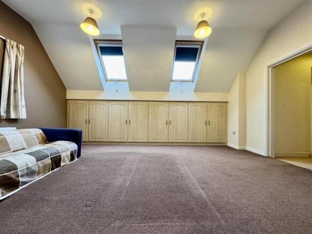 5 bedroom detached house for sale in Forest Road, Almondbury, Huddersfield, HD5 8EU, HD5