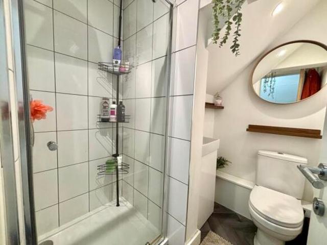 5 bedroom detached house for sale in Fairfax Grove, Yeadon, LS19