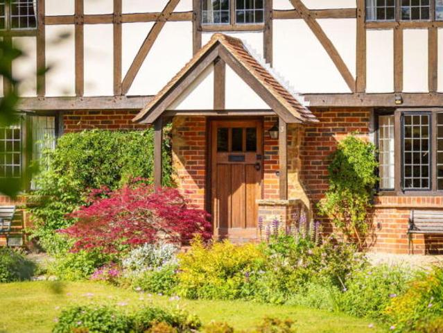 5 bedroom detached house for sale in Fairway, Guildford, GU1