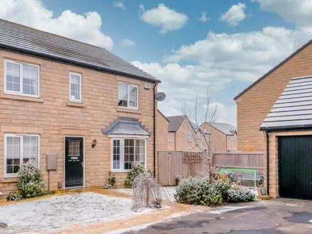 5 bedroom detached house for sale in Farriers Way Lindley Huddersfield HD3