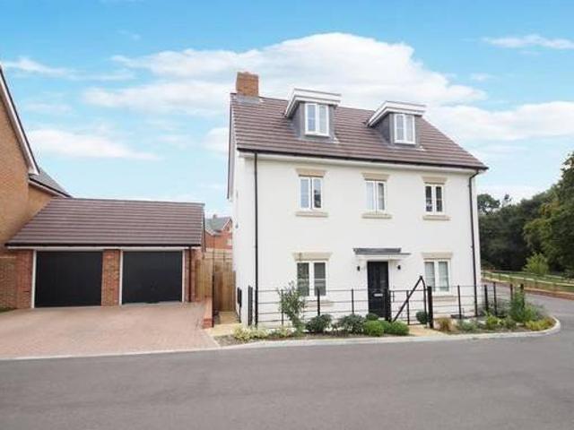 5 bedroom detached house for sale in Fitchett Walk Hook RG27