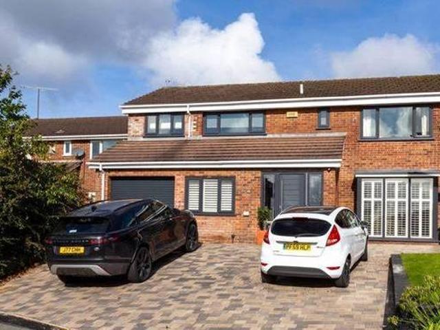 5 bedroom detached house for sale in Kestrel Park Skelmersdale WN8 6TA WN8