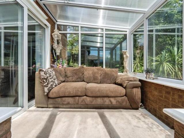 5 bedroom detached house for sale in Kilmarnock Drive, Luton, LU2