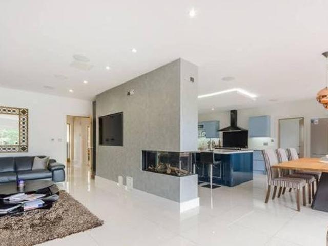 5 bedroom detached house for sale in Kingsmead Avenue Worcester Park KT4 KT4