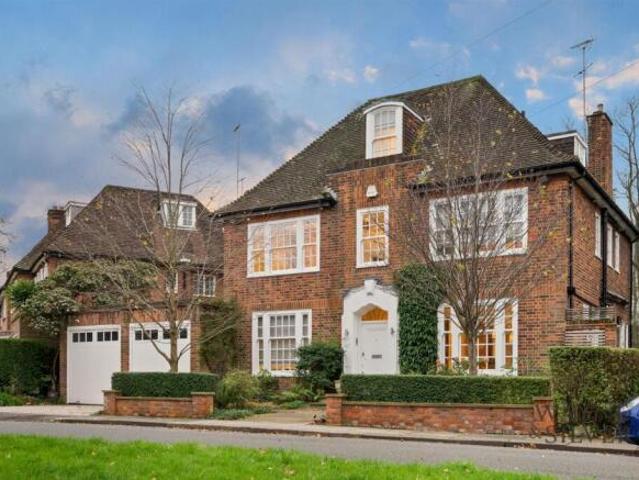 5 bedroom detached house for sale in Holne Chase, Hampstead Garden Suburb, London, N2