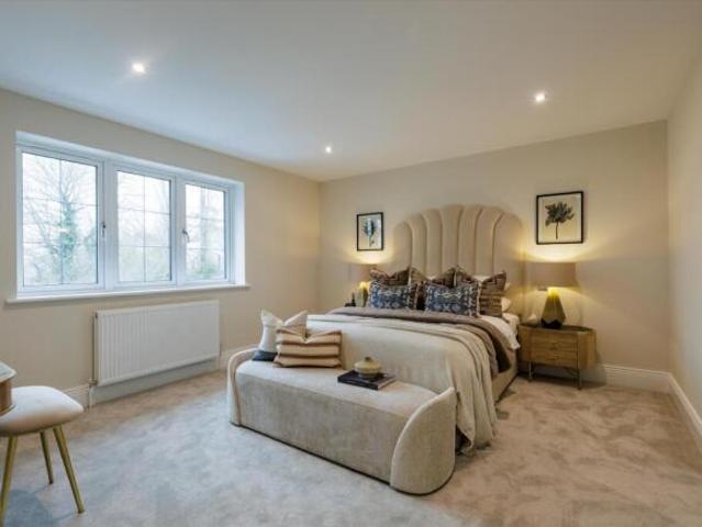 5 bedroom detached house for sale in Horseshoe Crescent, Guildford GU1
