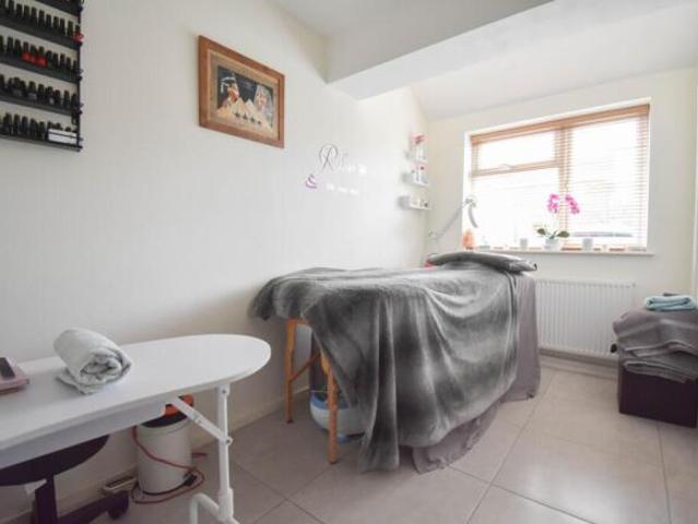5 bedroom detached house for sale in Hamble Road, Bedford, MK41